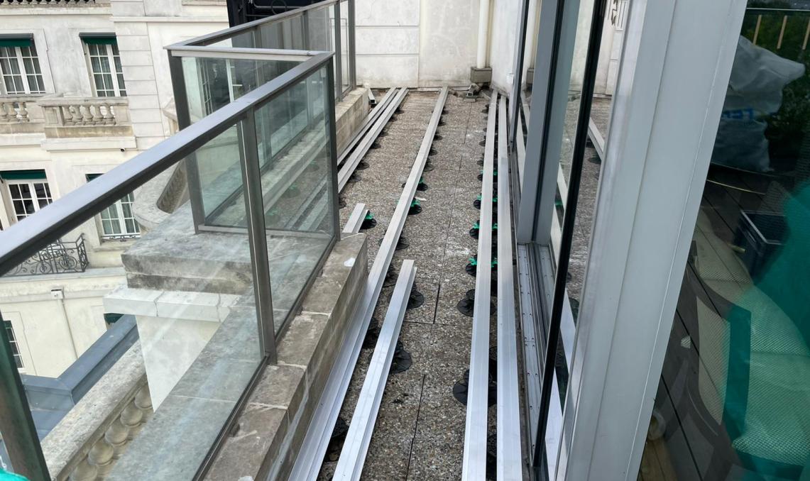 Exceptional Silvadec decking with a view of the Eiffel Tower | Silvadec